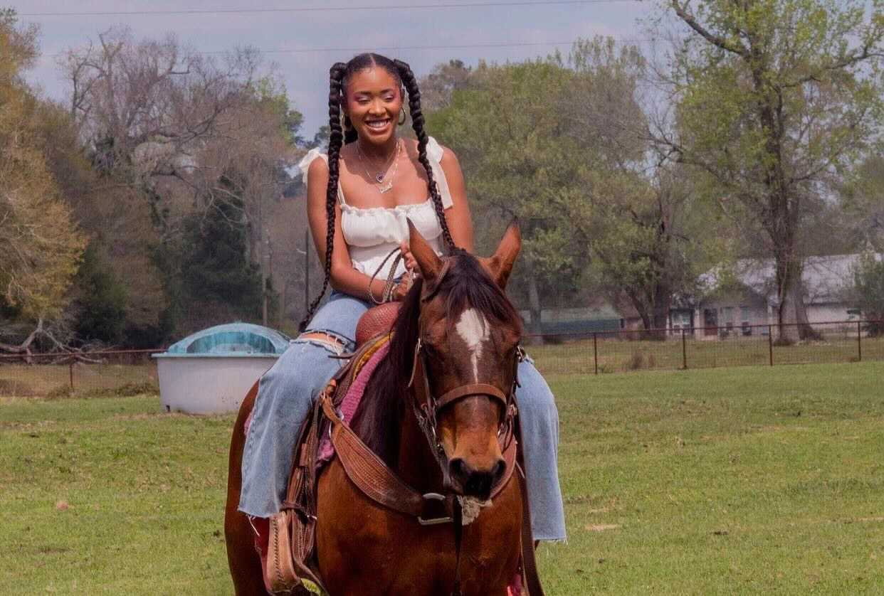 Houston singer Peyton channels her roots in new video for 'Let It Flow'