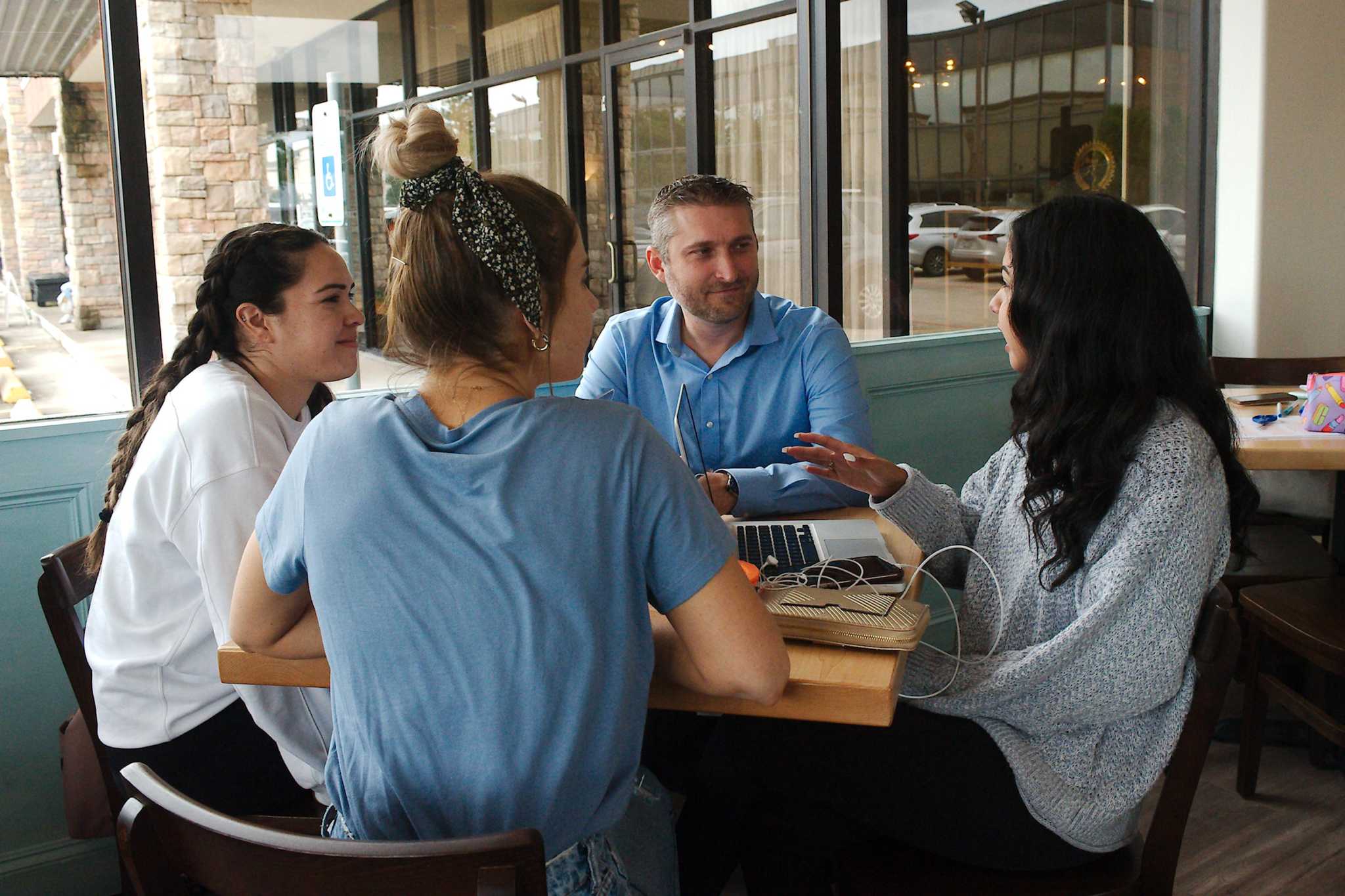 At café tables, labor and leisure can be hard to tell apart (Opinion)