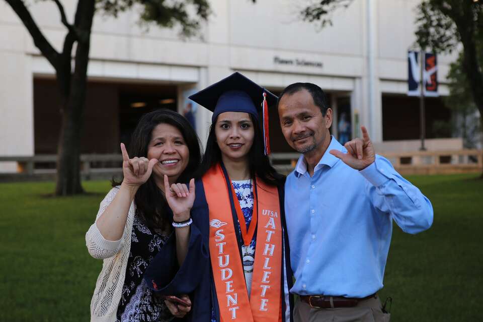 Everyone loves this UTSA mom who couldn't get the hand sign right