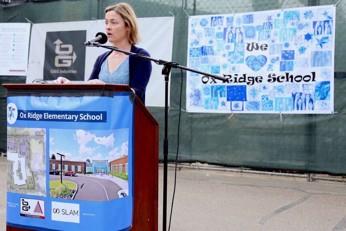 Groundbreaking offers glimpse of Darien elementary school’s future