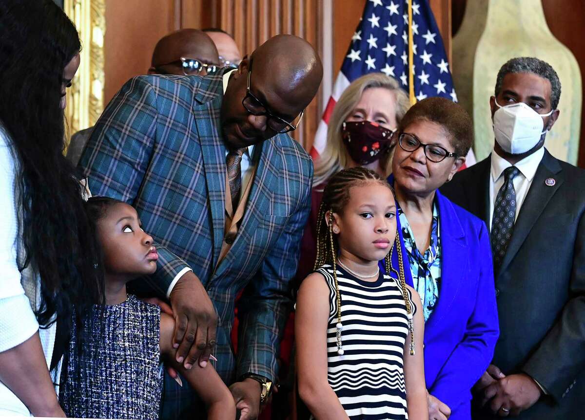 Floyd family meets Biden as Congress weighs police bill