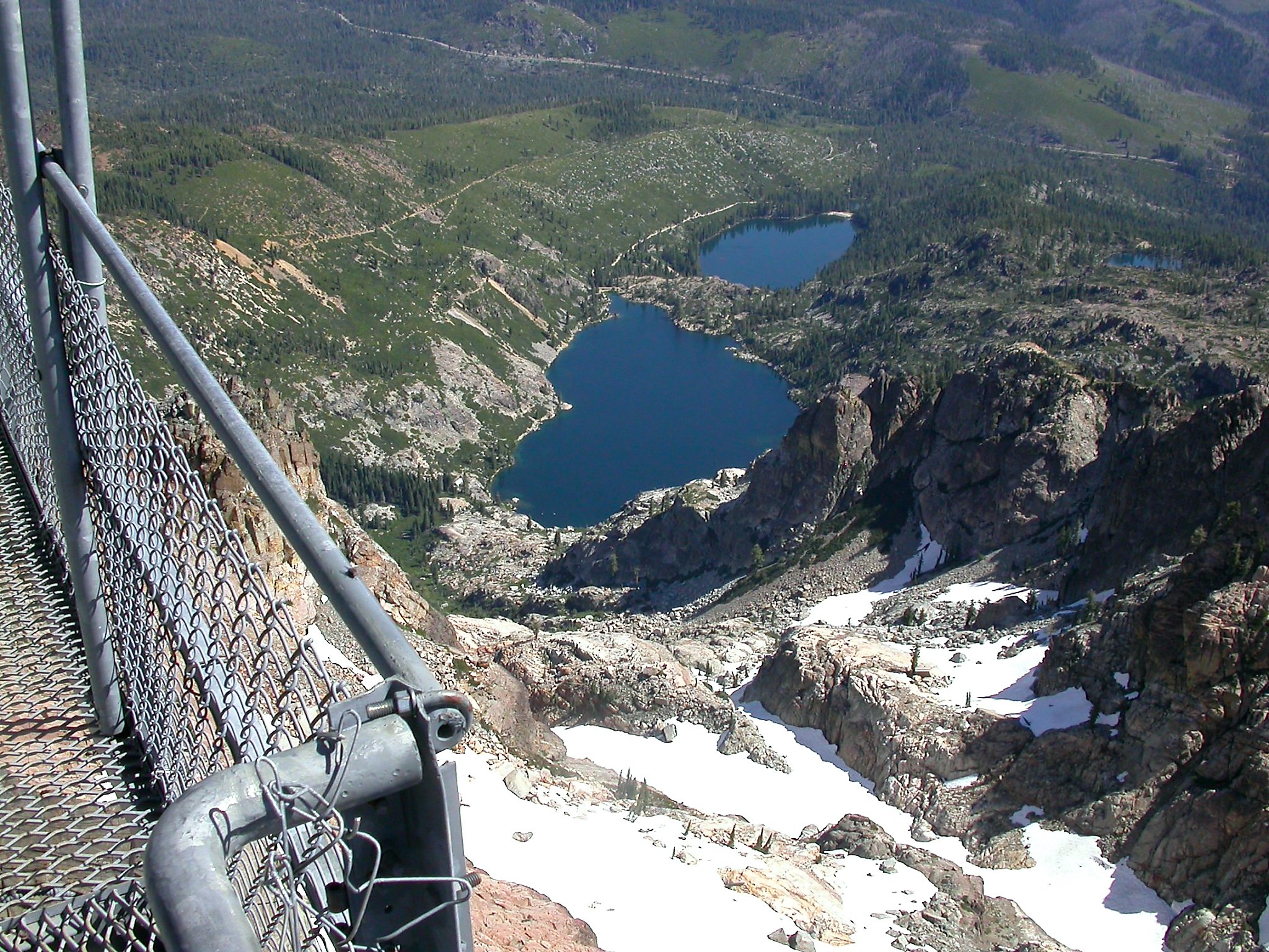 This cluster of Sierra lakes is a summer secret — and they’re full of water