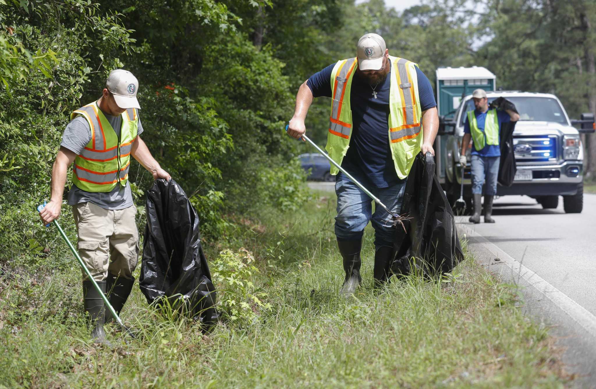 Commissioner to restart inmate trash pickup program