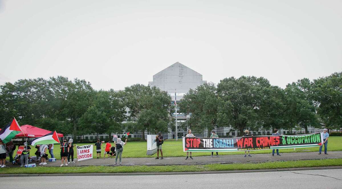 Boeing protest draws hundreds in Clear Lake