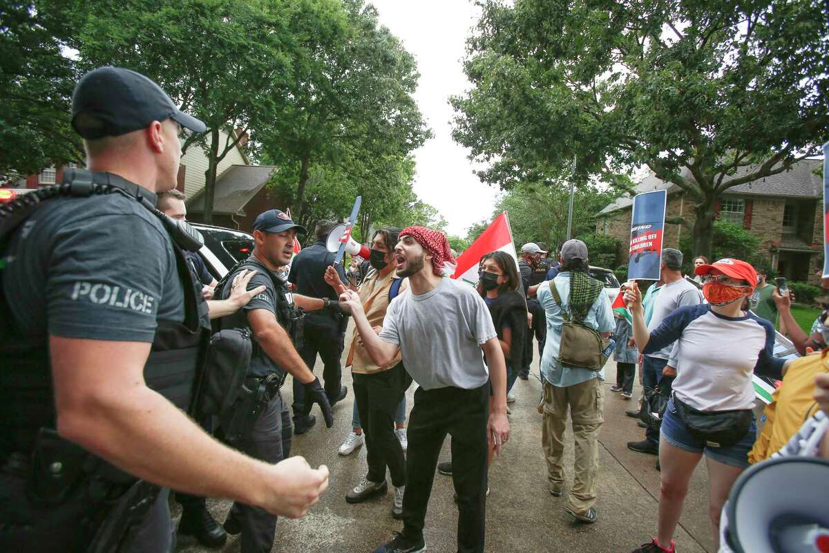 Boeing protest draws hundreds in Clear Lake