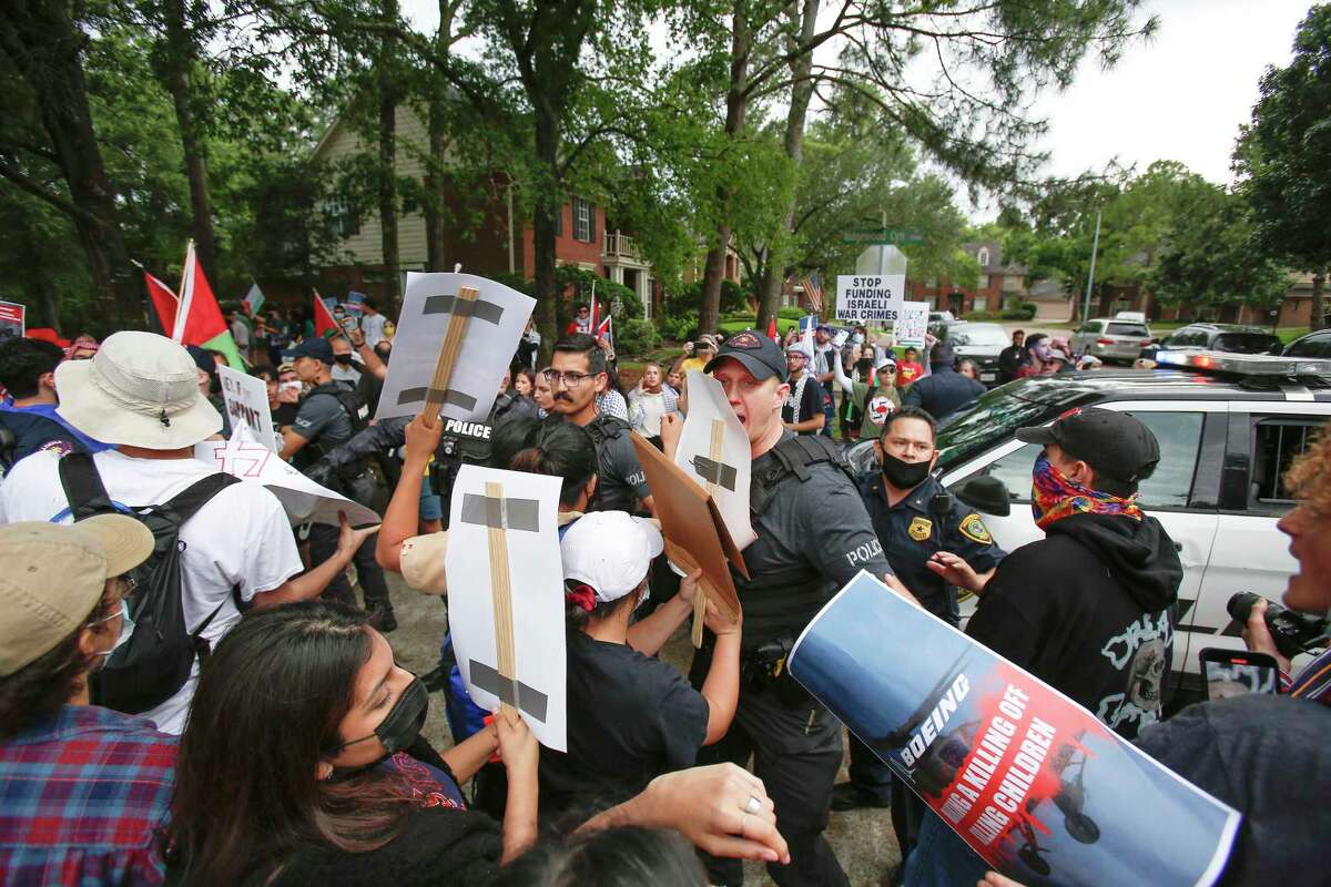 Boeing protest draws hundreds in Clear Lake