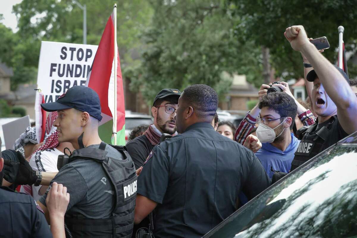 Boeing protest draws hundreds in Clear Lake