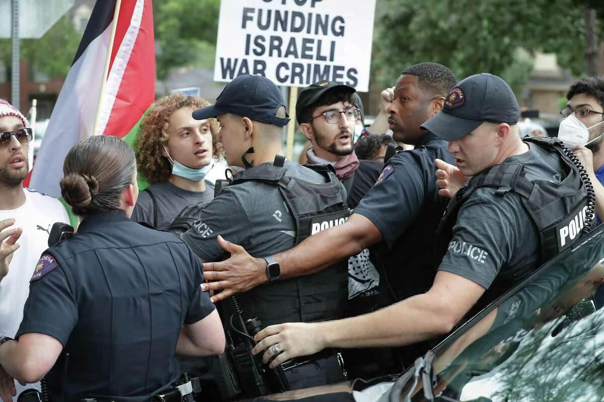 Boeing protest draws hundreds in Clear Lake