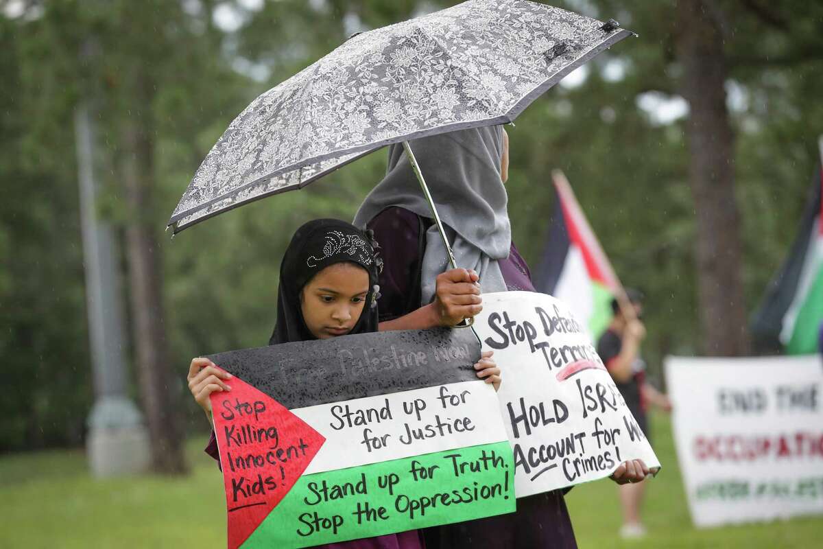 Boeing protest draws hundreds in Clear Lake