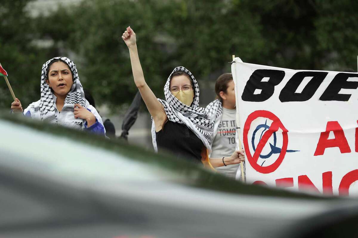 Boeing protest draws hundreds in Clear Lake