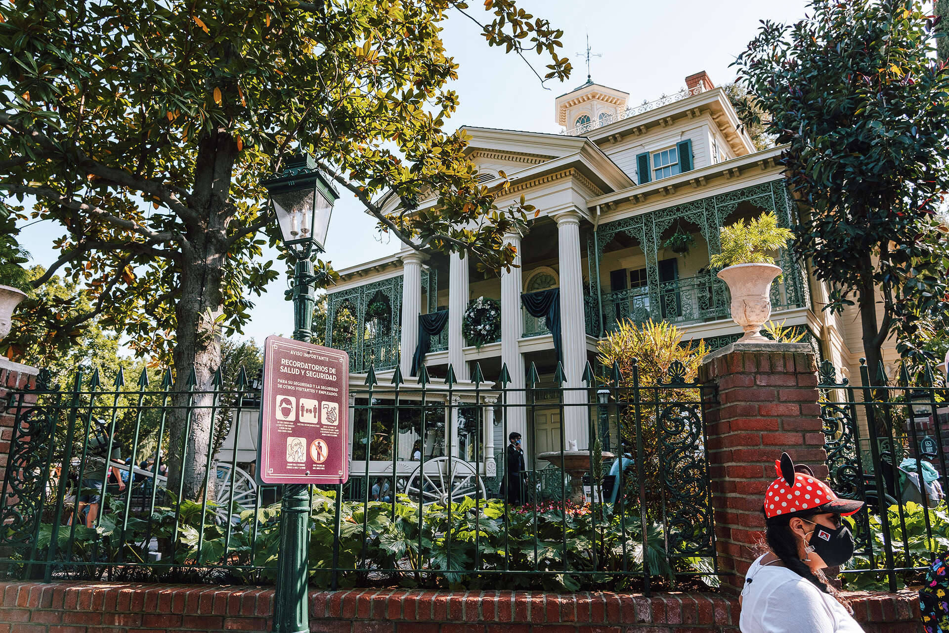 Disneyland adds incredible, historic Easter egg to Haunted Mansion