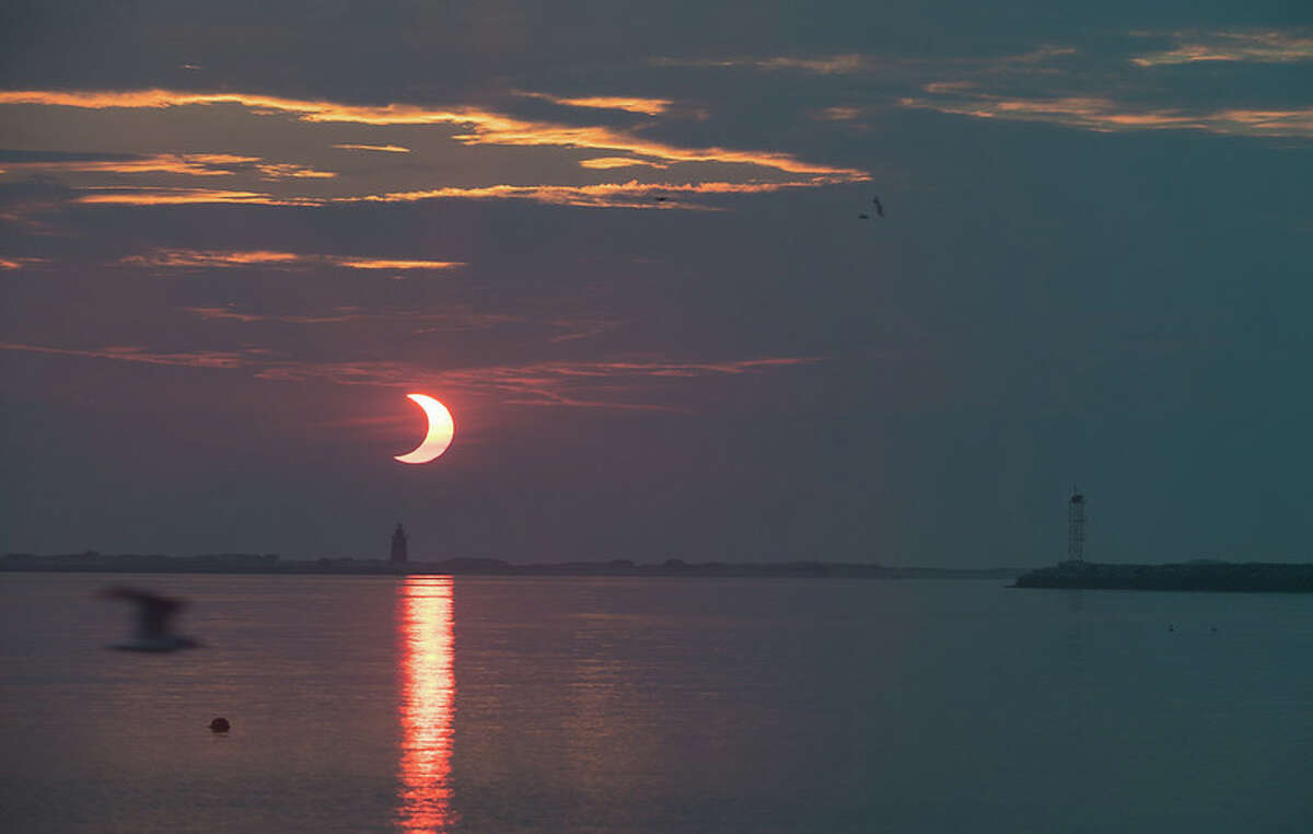 Photos from around the world capture Thursday morning's stunning solar ...