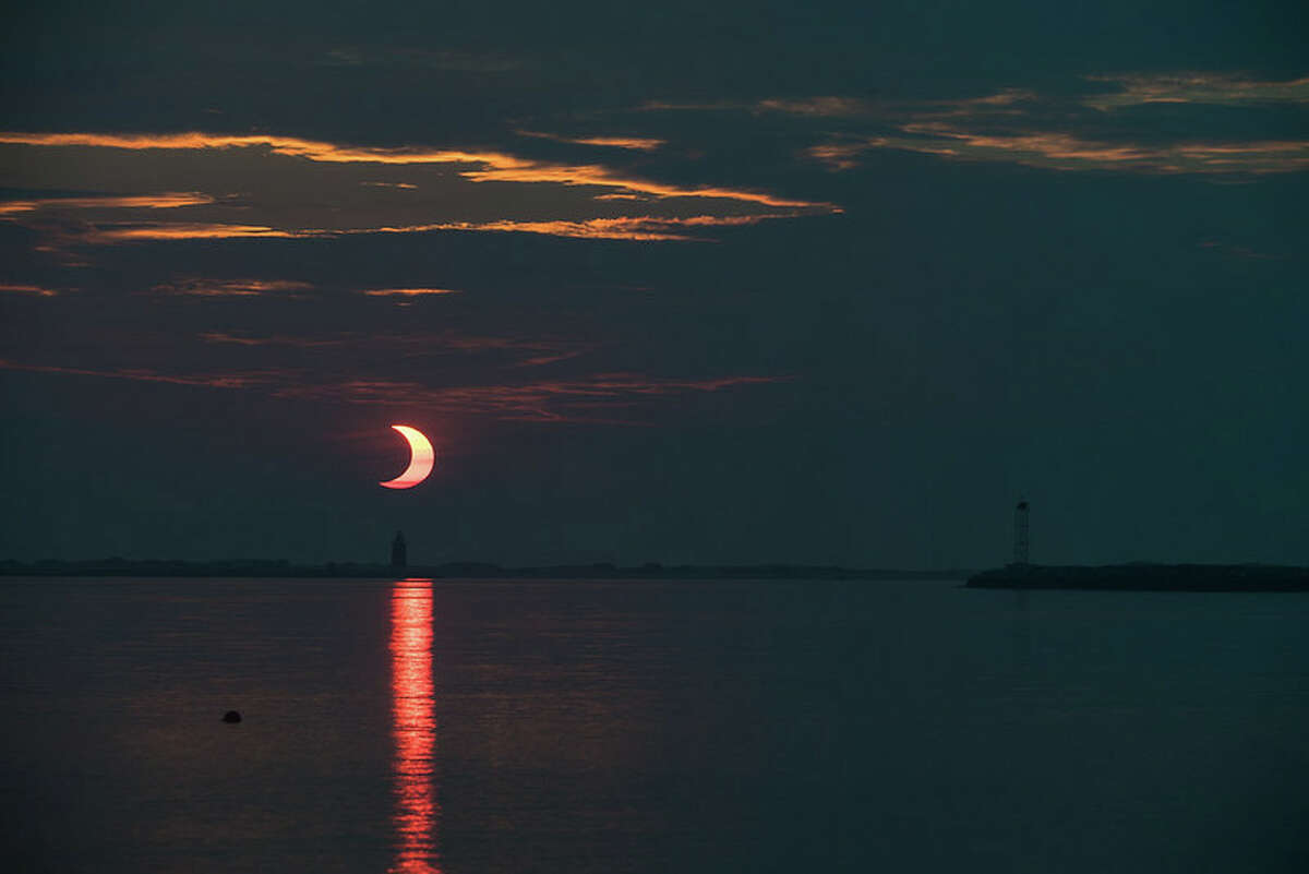 Photos from around the world capture Thursday morning's stunning solar ...