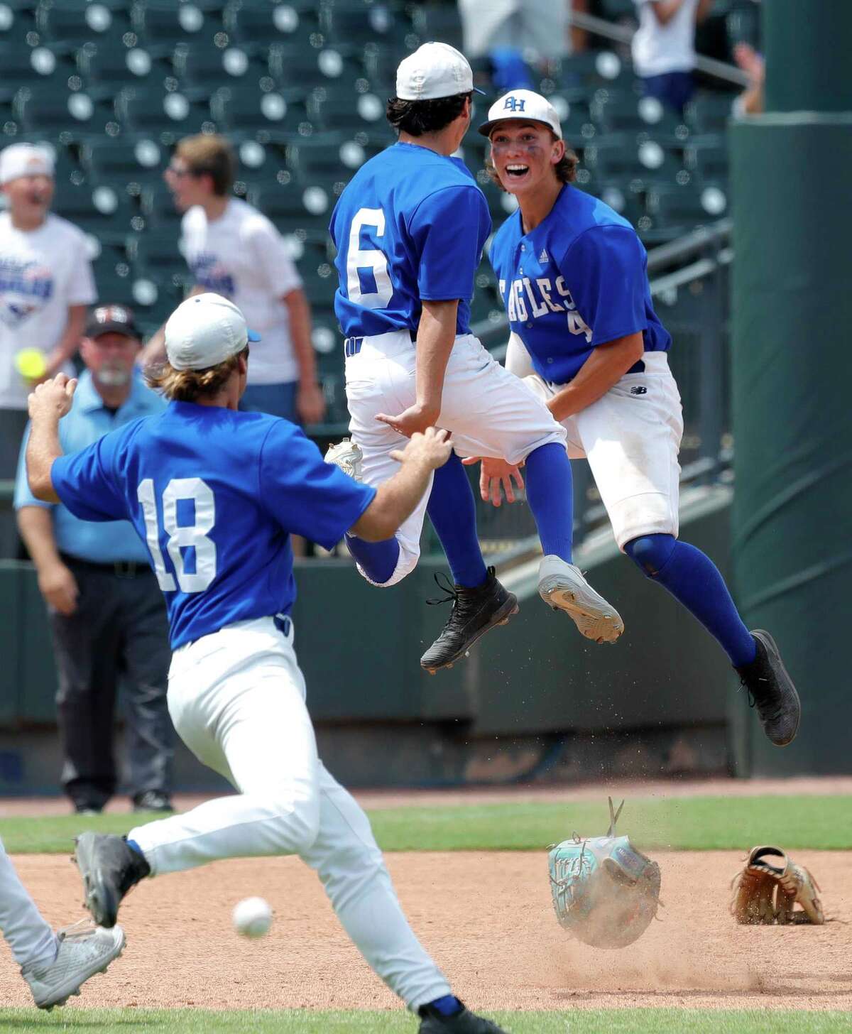 Barbers Hill edges Hallsville for first baseball state title