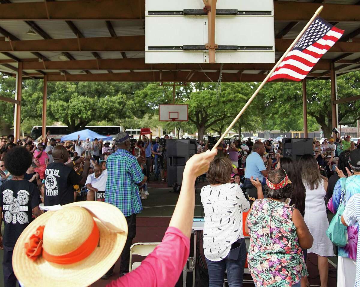 Beto pulls in Houston on hot day, fires up crowd over voting the rules
