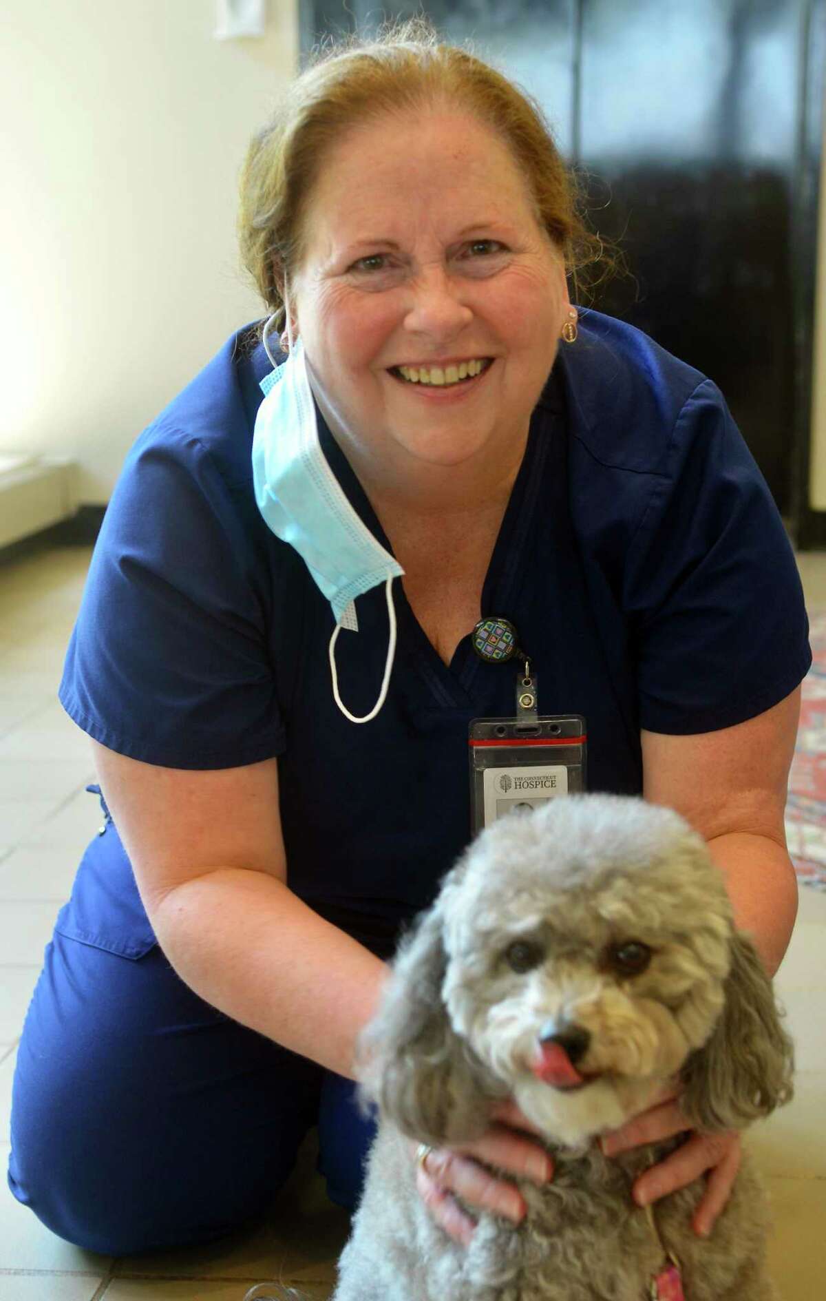 Guilford woman brings peace to hospice patients with therapy dog ‘Peaches’