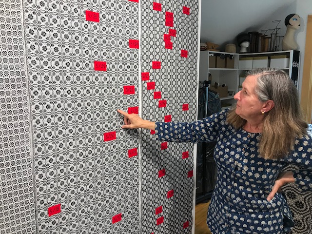 Grondahl: Greenwich woman weaves 48,475 intricate roses for COVID victims