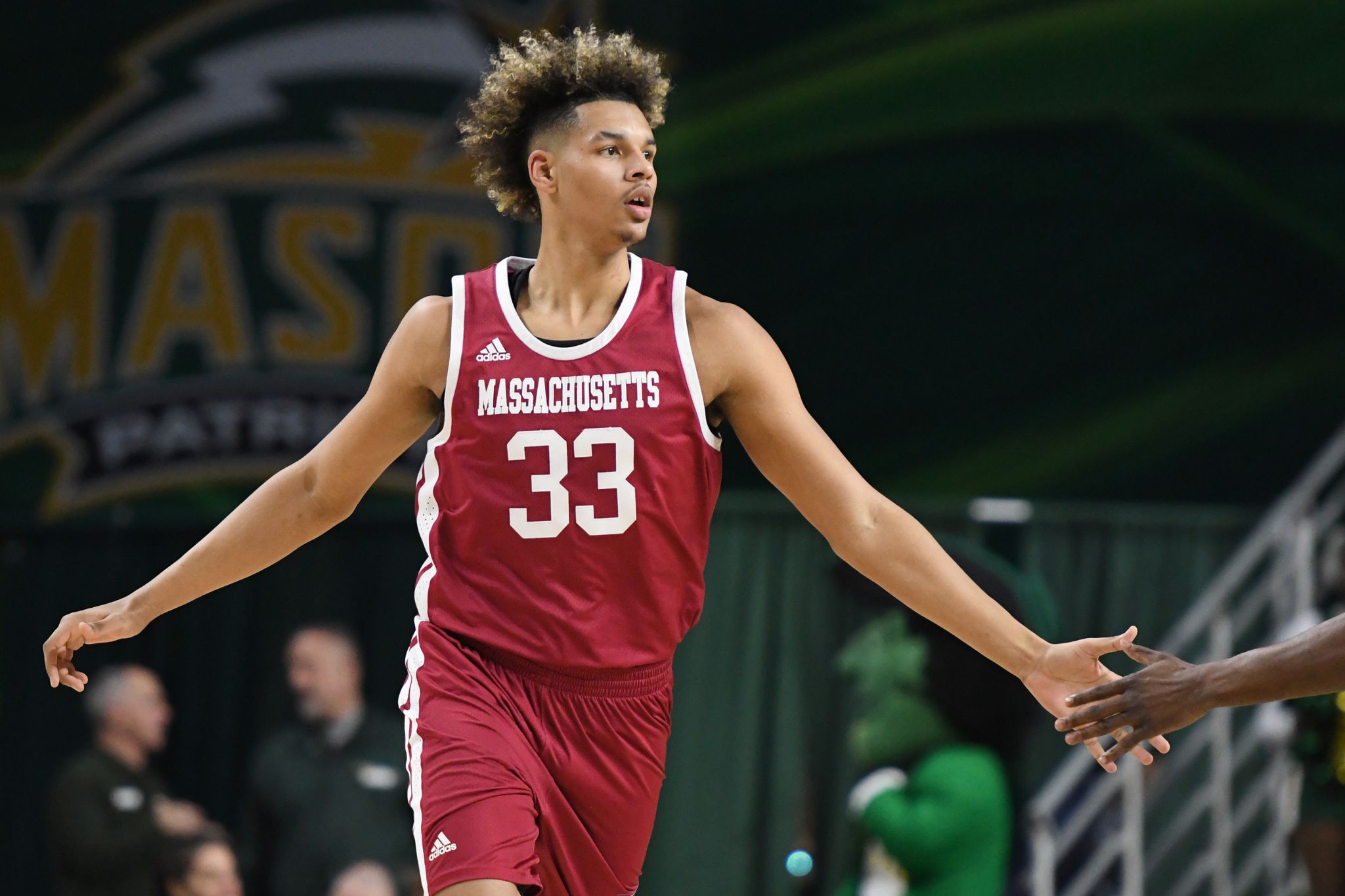 Coveted UMass transfer Tre Mitchell opts for Texas