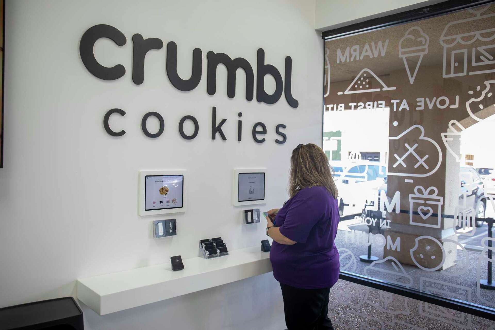 Crumbl Cookie opens first Midland location