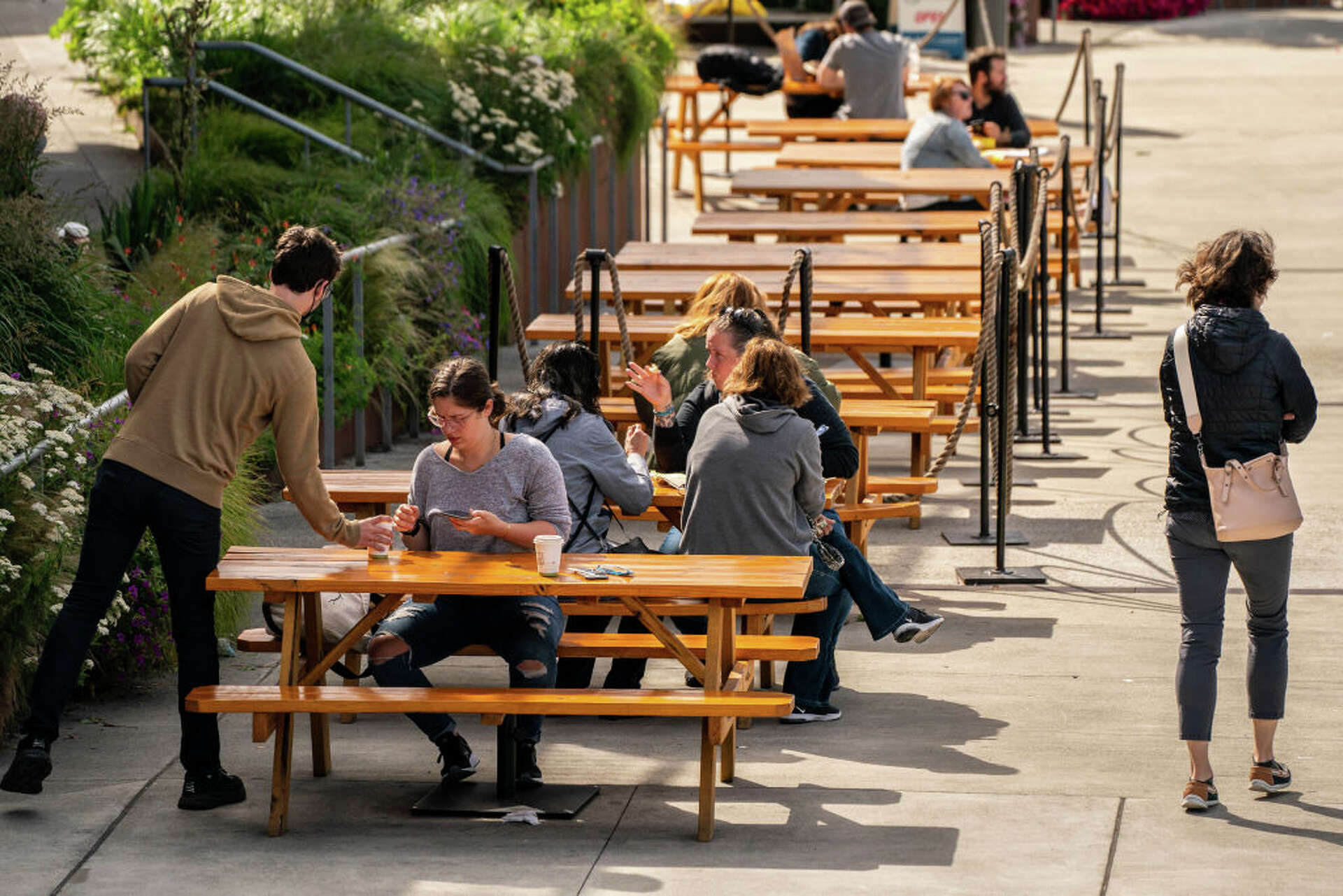 Washington state lifts COVID-19 restrictions for a full reopening: Here ...