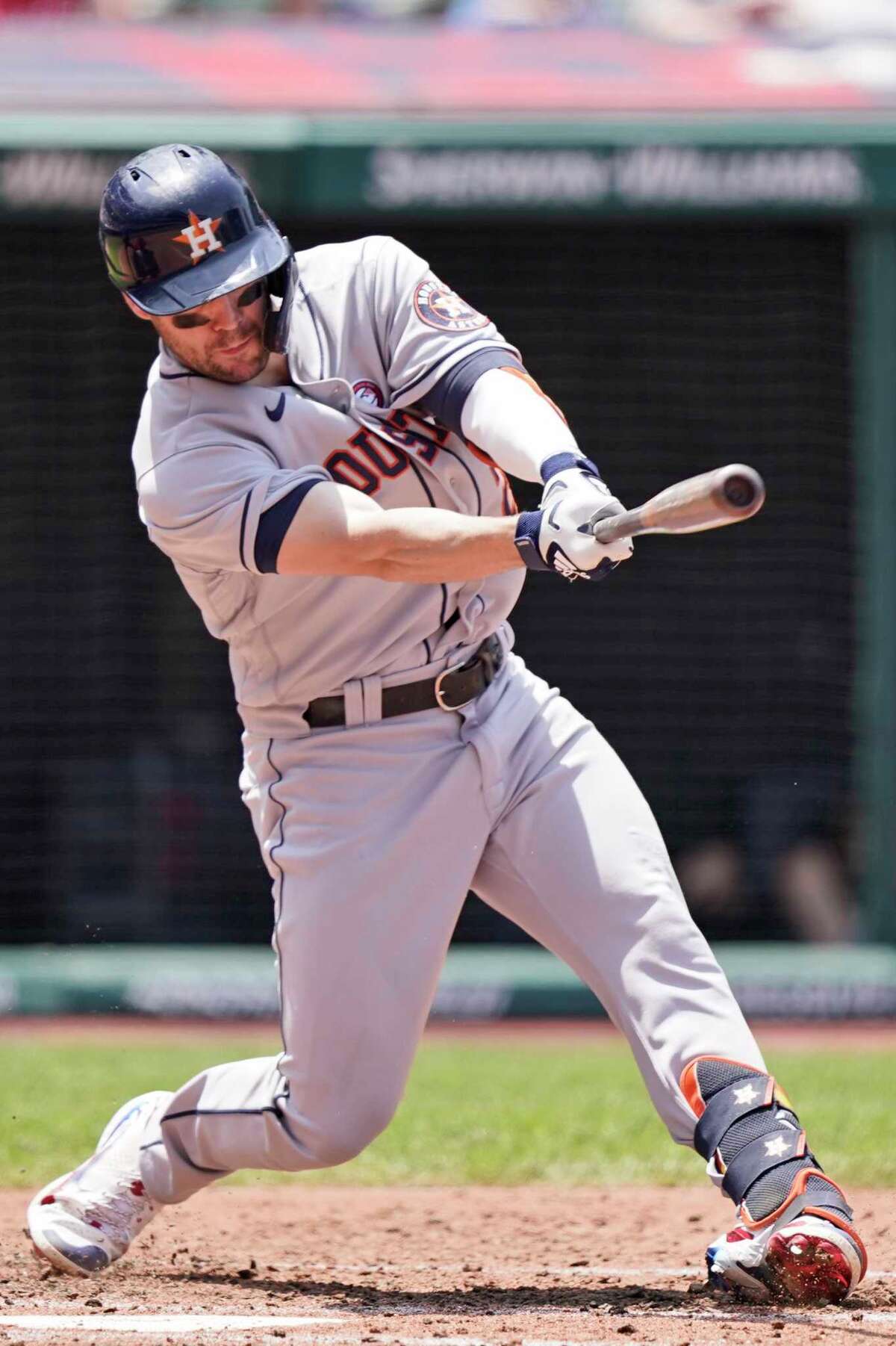 Astros complete sweep of Indians with win in extra innings