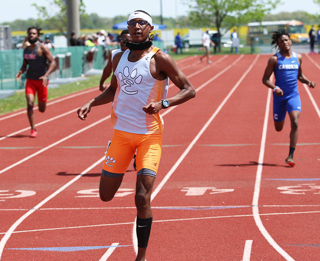 Edwardsville’s three-sprint state champ Battle picks Arkansas