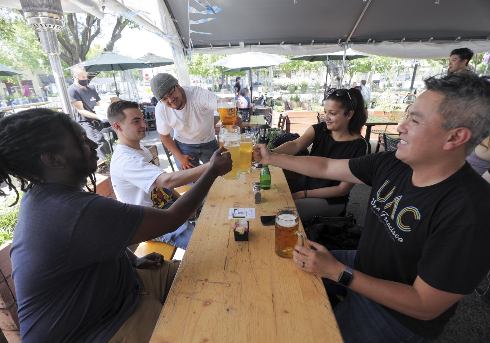 On a Caltrain bar crawl, urban adventurers time drinks to the train ...