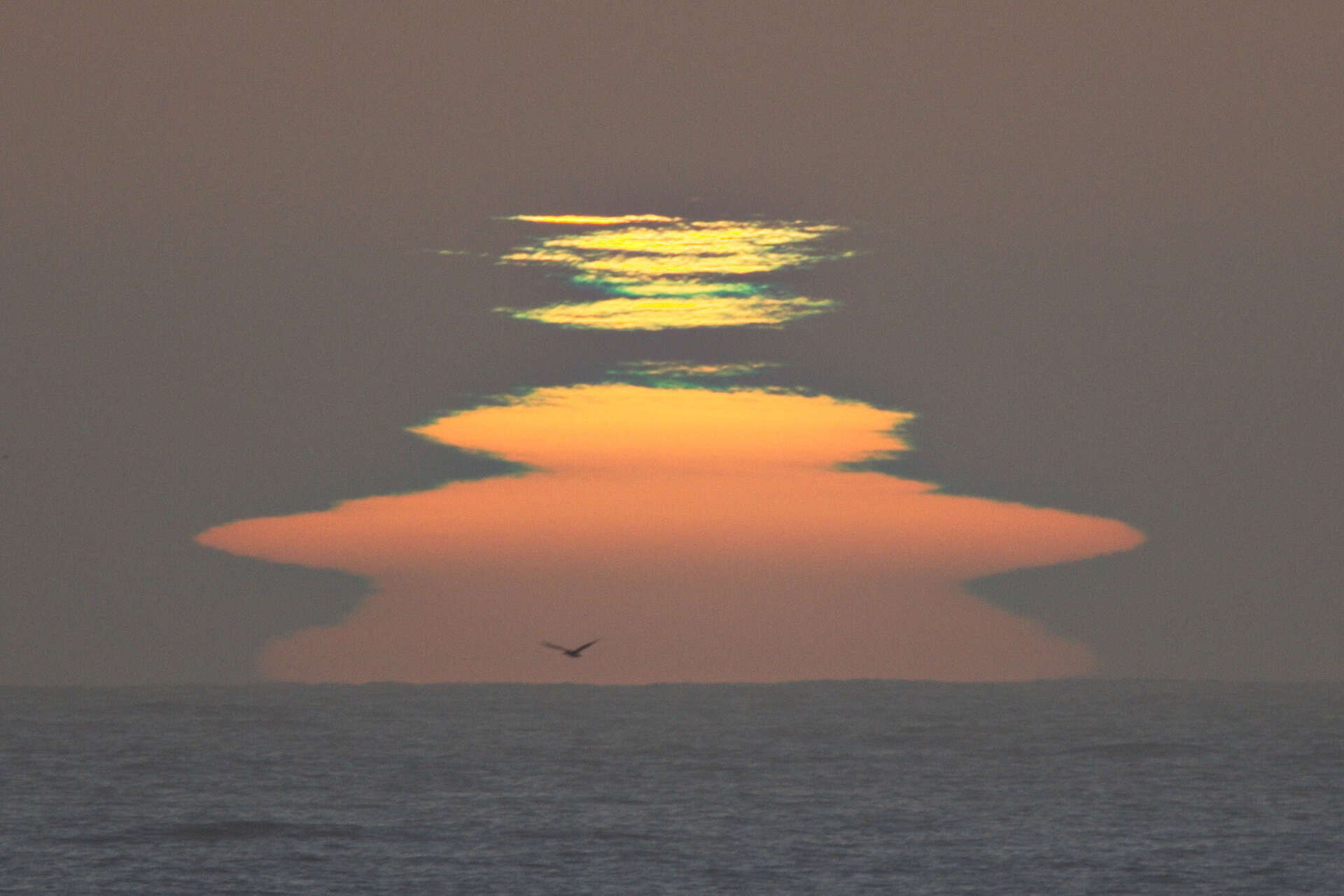 Meteorologist captures rare 'green flash' in Half Moon Bay