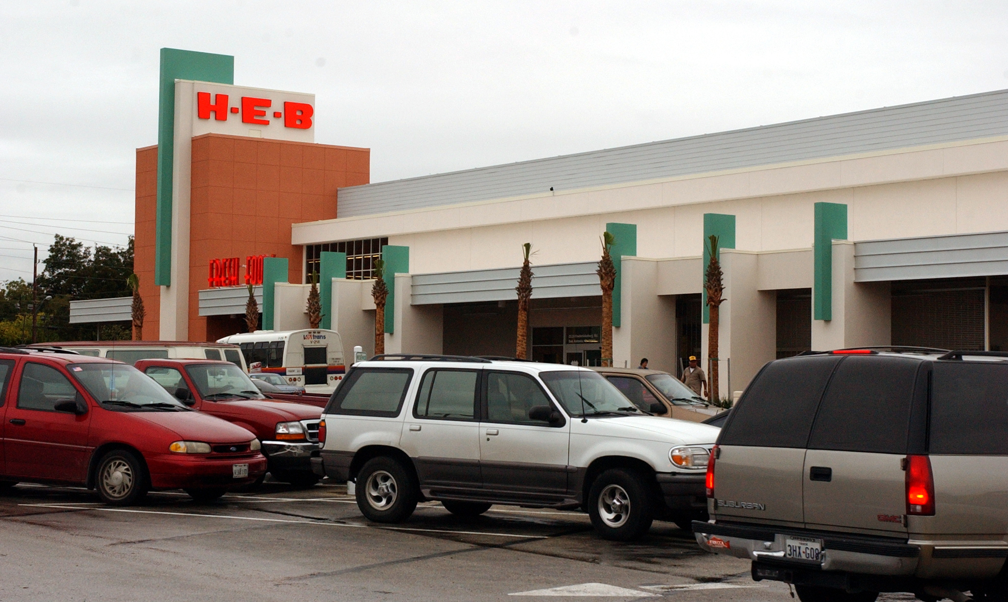 H-E-B confirms no limits on essentials amid Hurricane Beryl