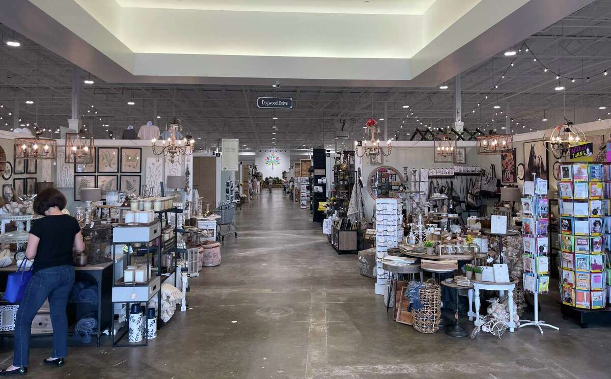 New shopping center brings 300+ craft vendors under one roof