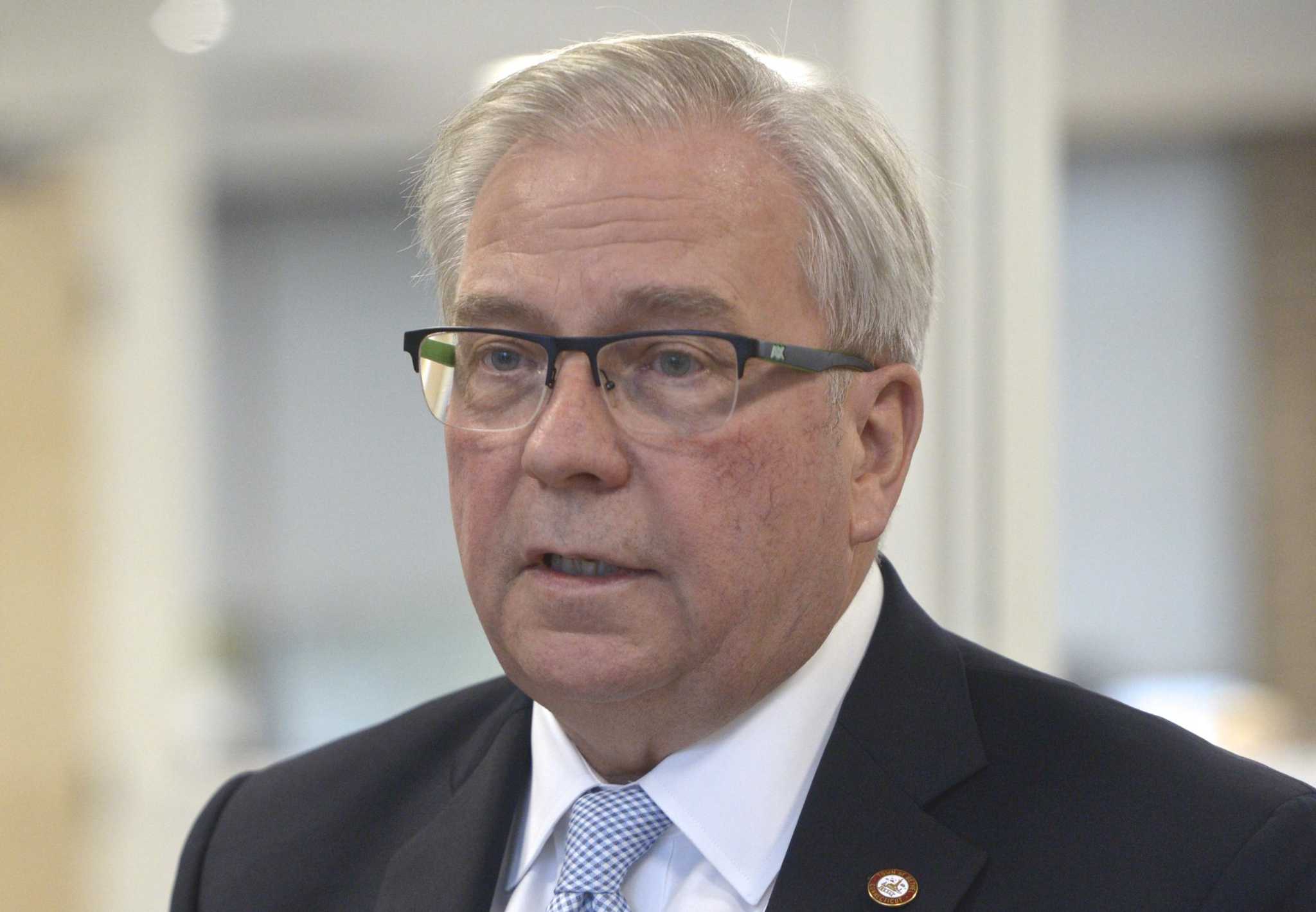 Knickerbocker seeks seventh term as Bethel’s first selectman