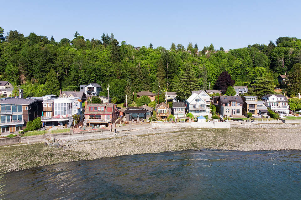 $1.725M Seattle beach house has eagles, seals as neighbors