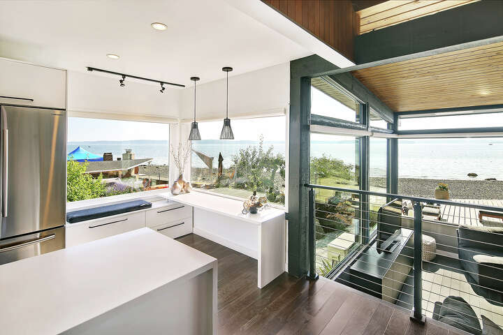$1.725M Seattle beach house has eagles, seals as neighbors
