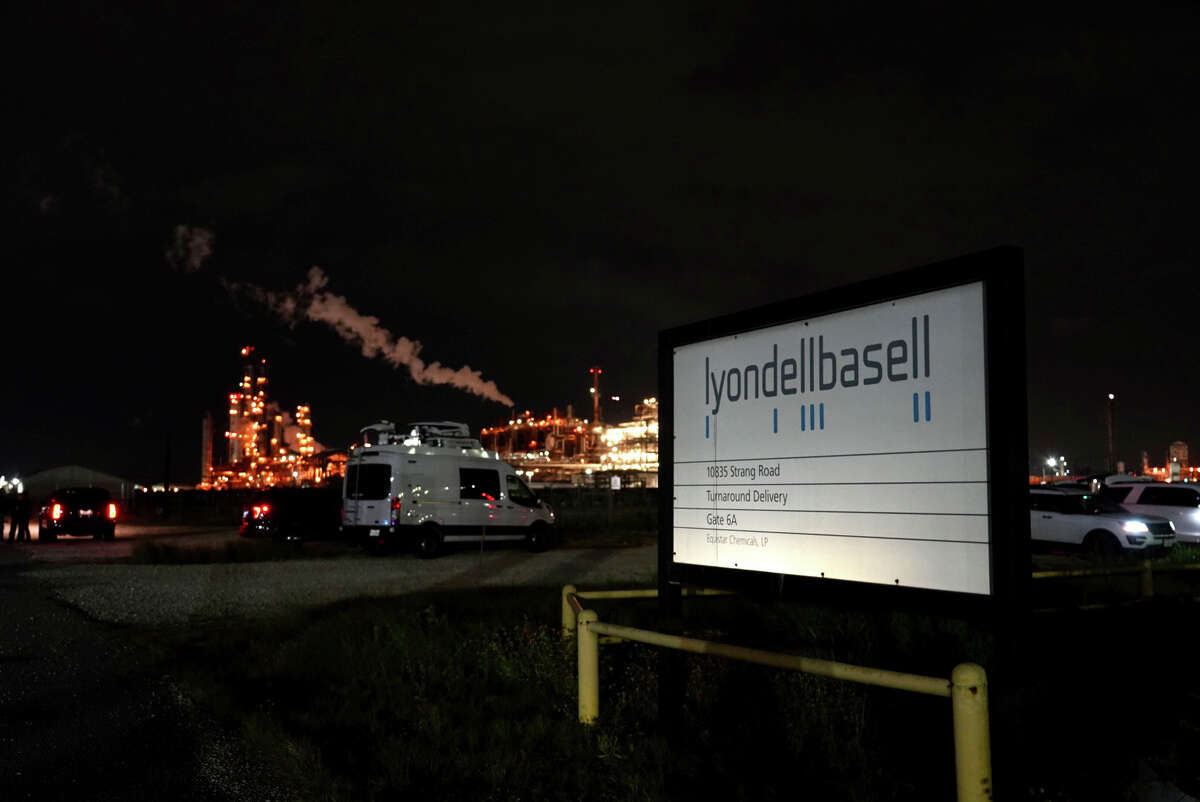 Deadly chemical leak at La Porte plant blamed on burst cap of pressurized line