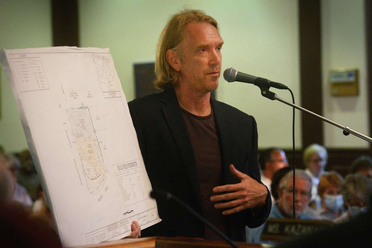 Neighbors pack Stratford zoning hearing for Little Pub