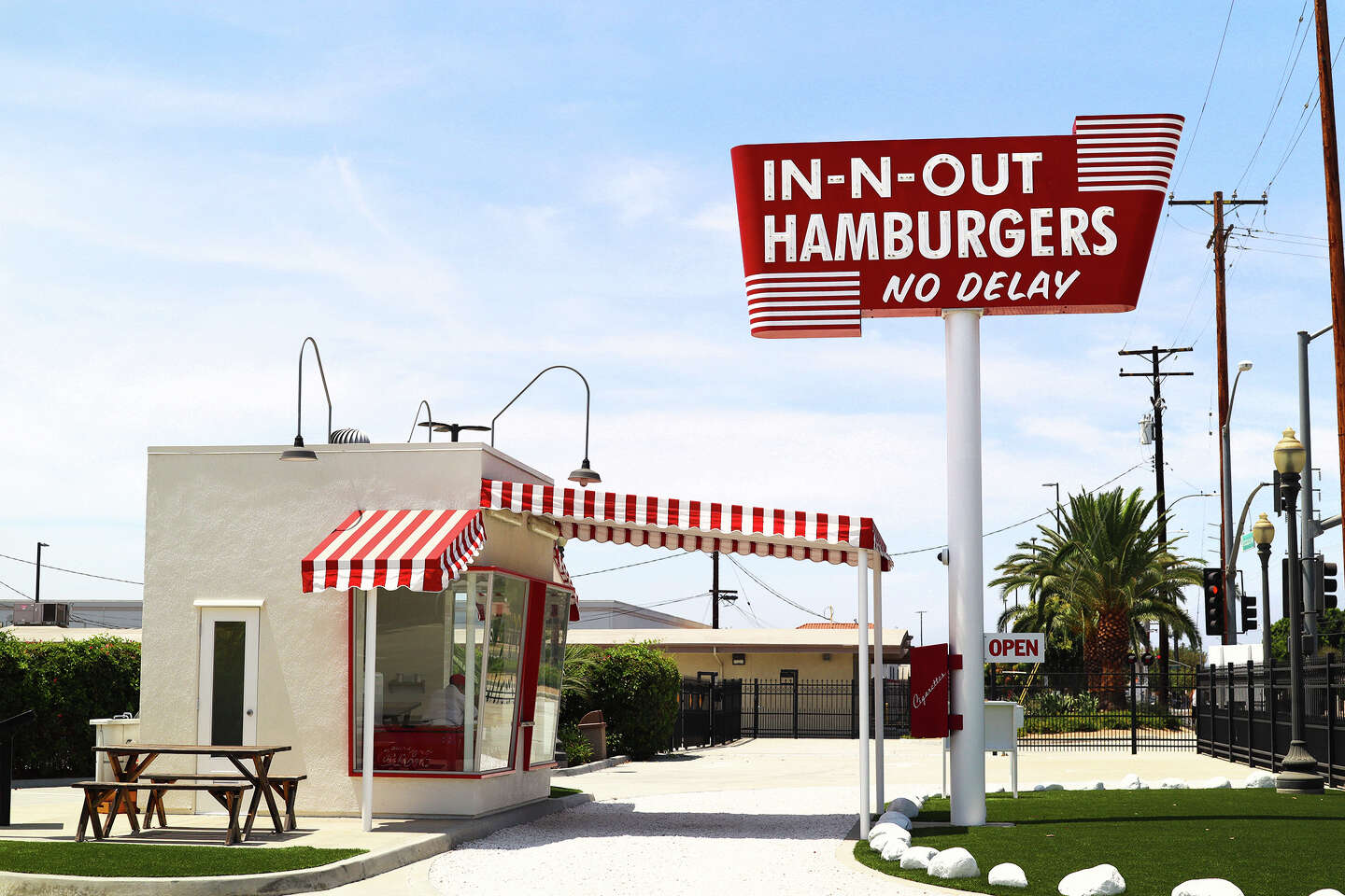 What the arrow on the In-N-Out sign really means