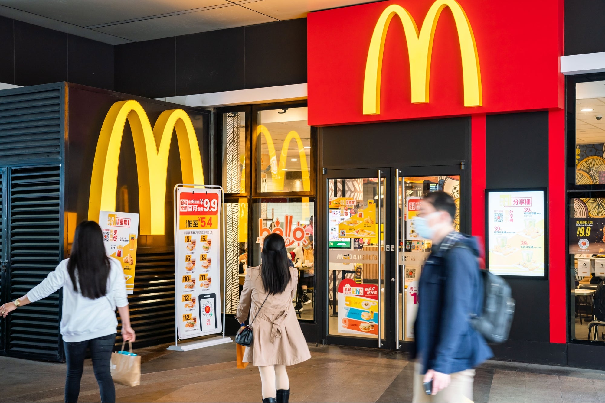 McDonald's Becomes First Fast-Food Chain to Reinstate Mask Mandate in ...