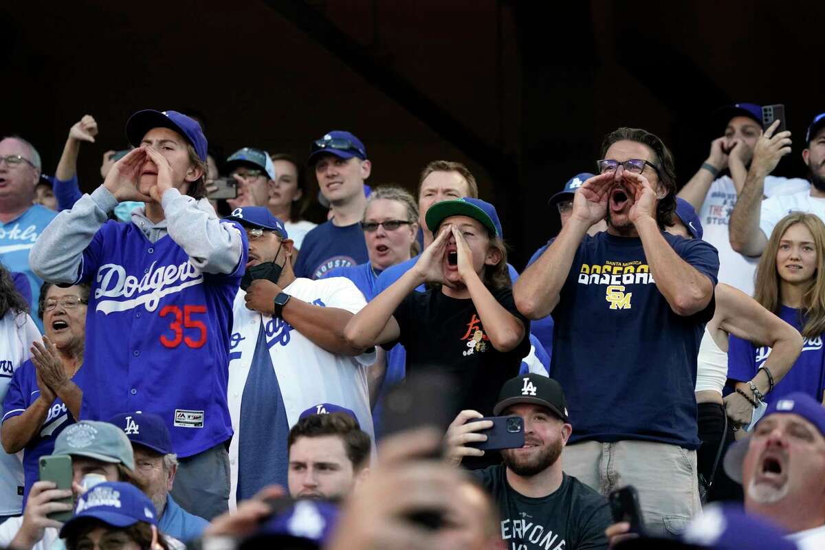 Astros' return to L.A. met with hostile reception from Dodgers fans