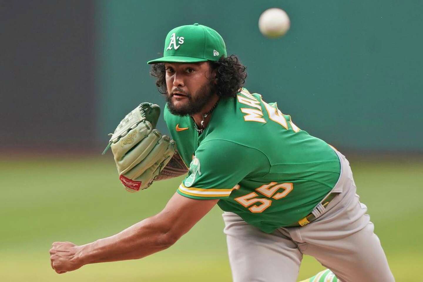 A’s bullpen shines in 10-inning win in Cleveland