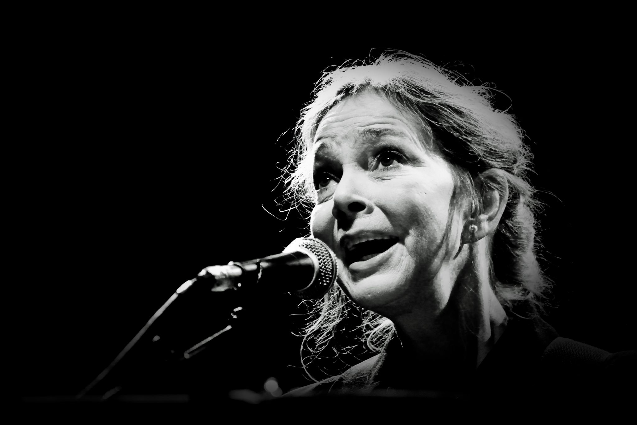 Texas legend and Grammy-winning folk singer-songwriter Nanci Griffith dies