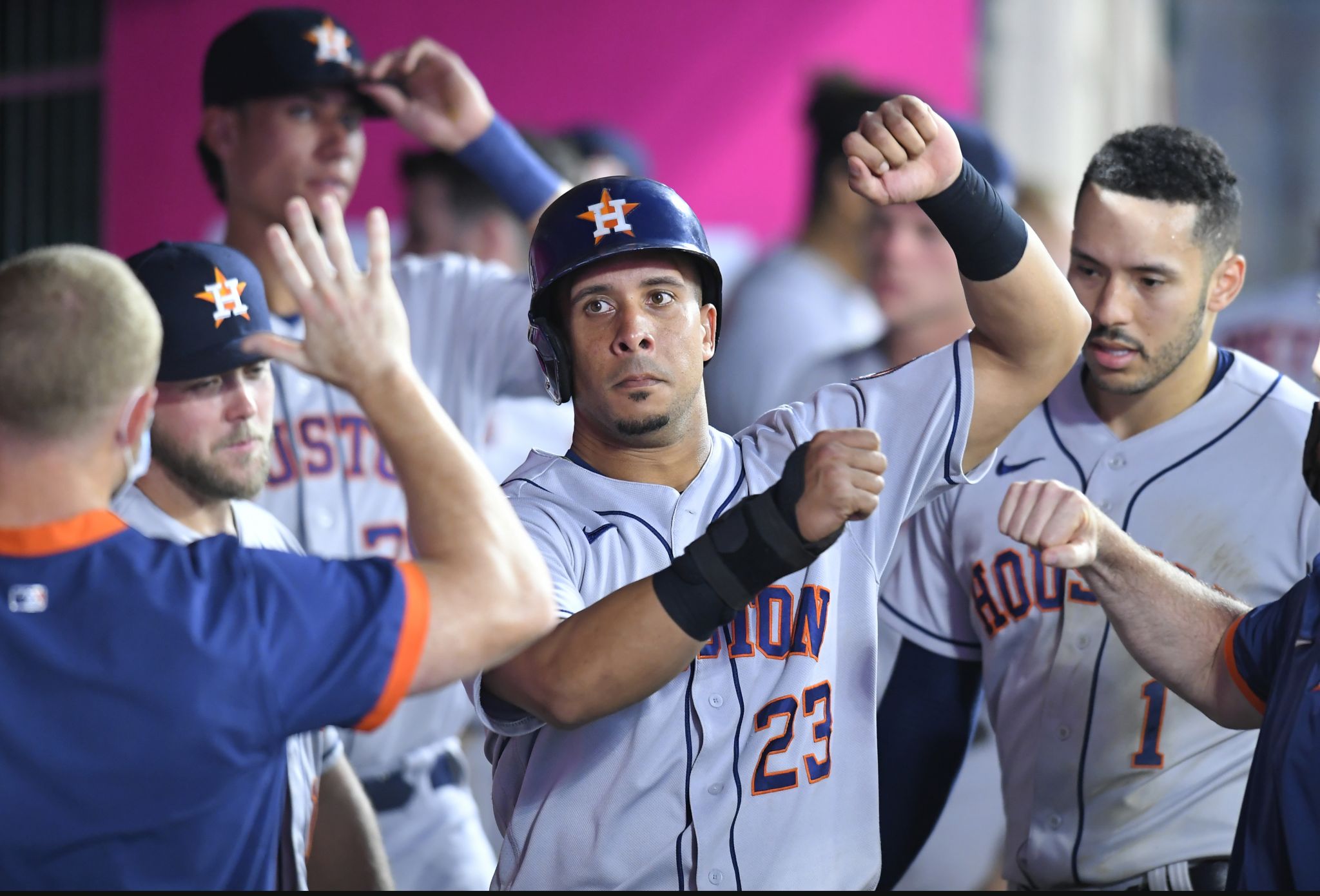 Astros insider: a sign of life on offense
