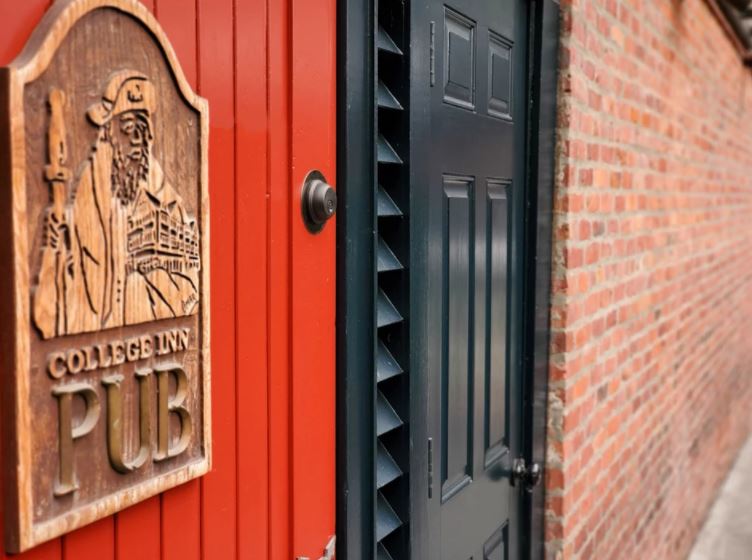 'Drink in history': Beloved Seattle dive bar College Inn Pub reopens ...