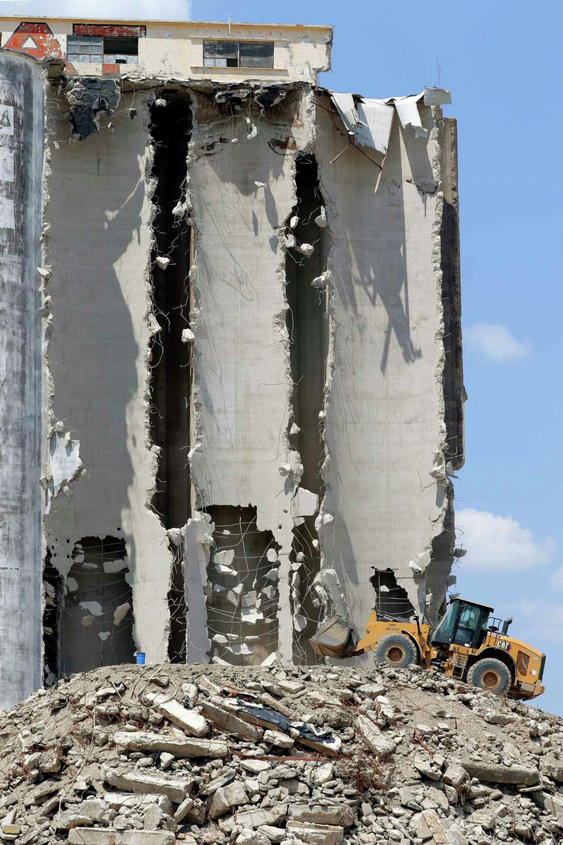 Demolition begins on towering west Houston grain silos, making way for ...