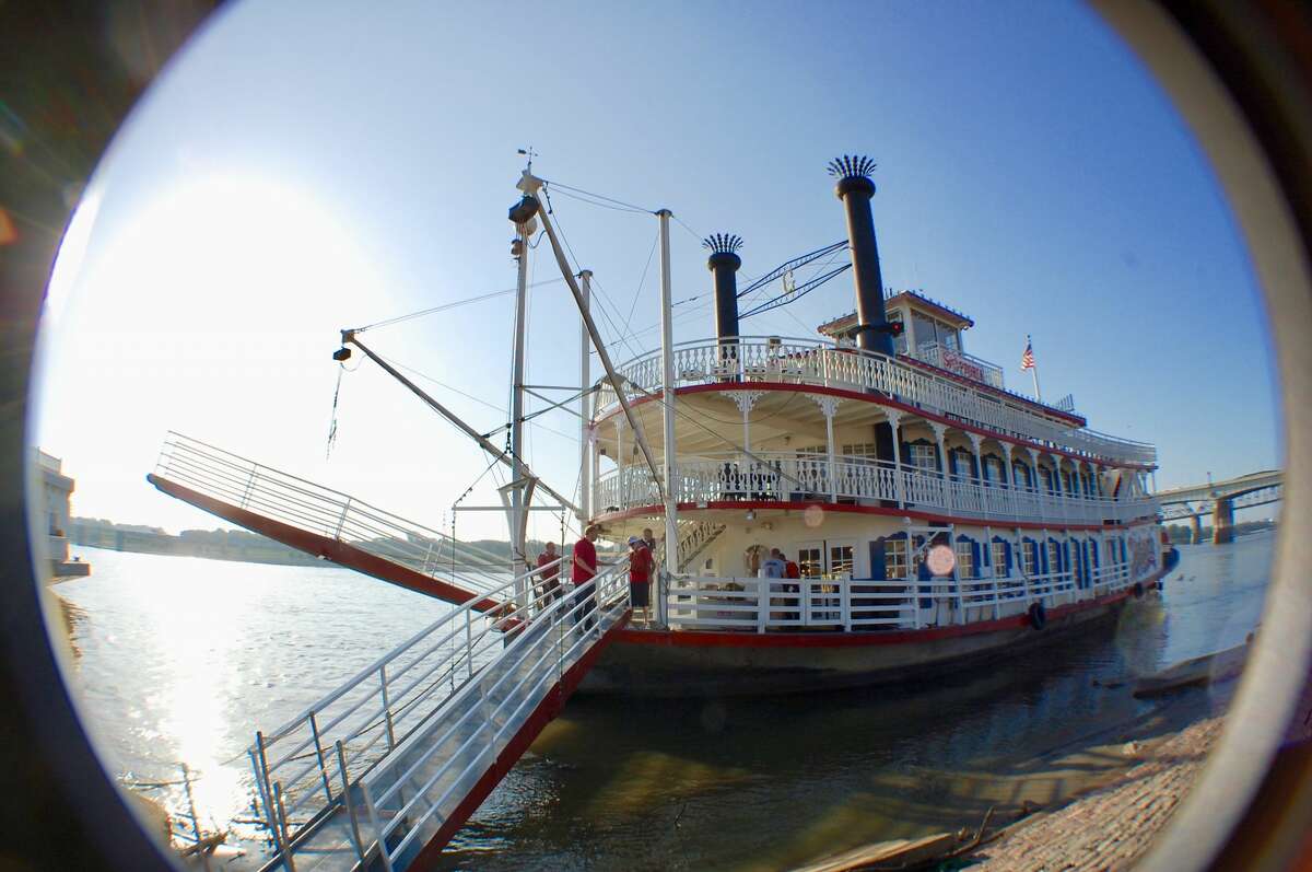 Spirit of Peoria provides a nostalgic journey along the river