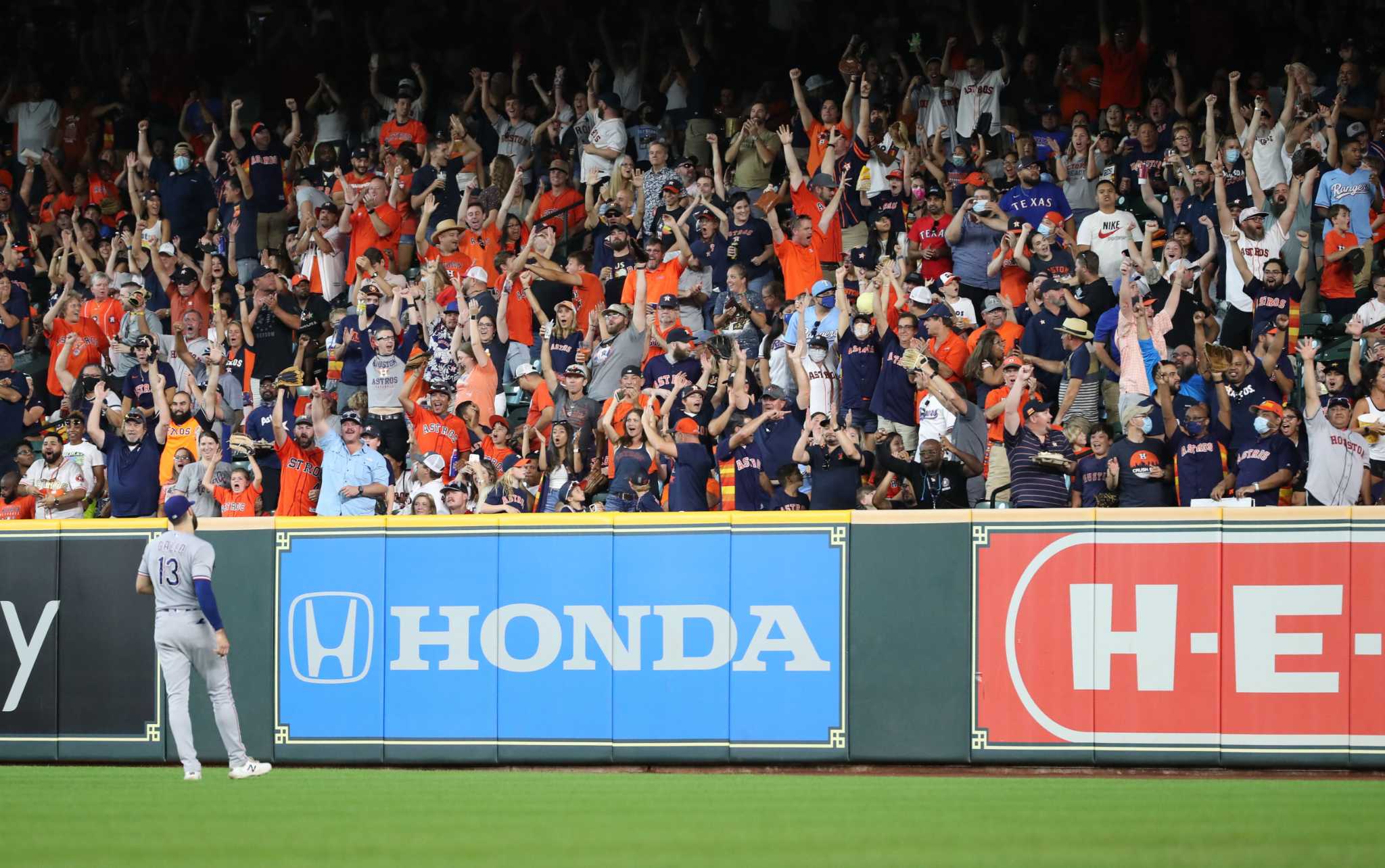 Astros fan acts super suspiciously when caught on camera in viral video