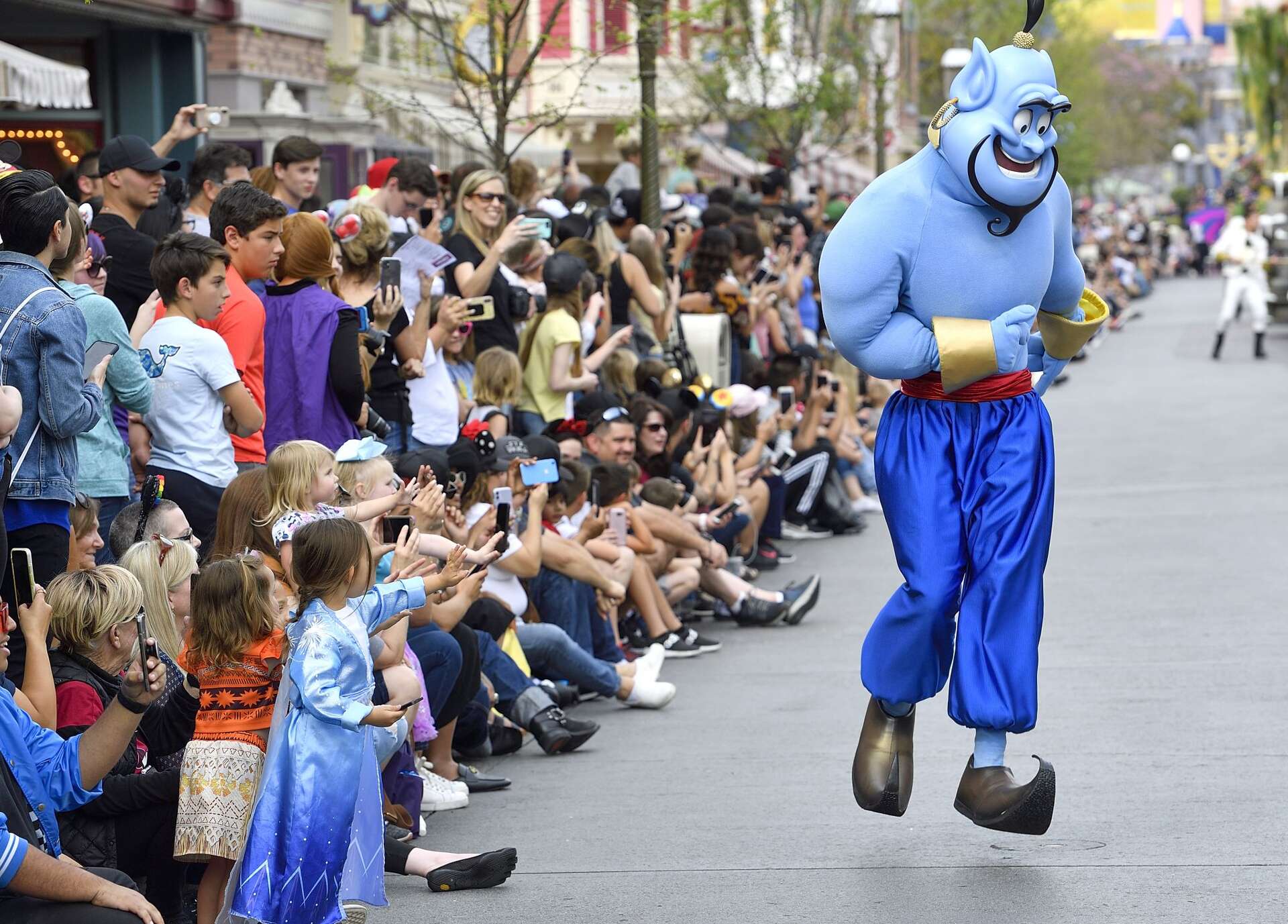 What Disney World's bumpy Genie Plus rollout could mean for Disneyland