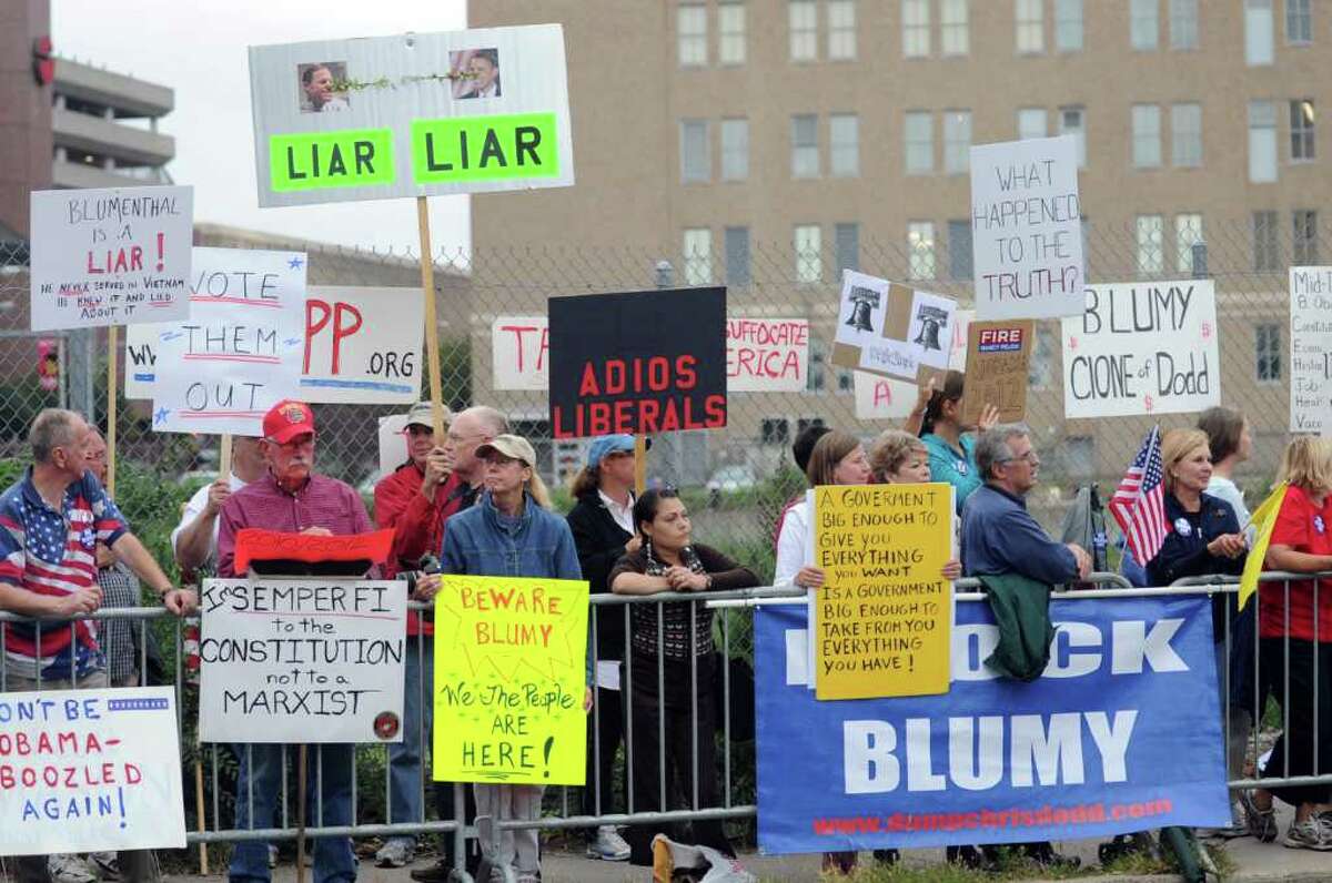 Tea Party protests Obama's visit to Stamford