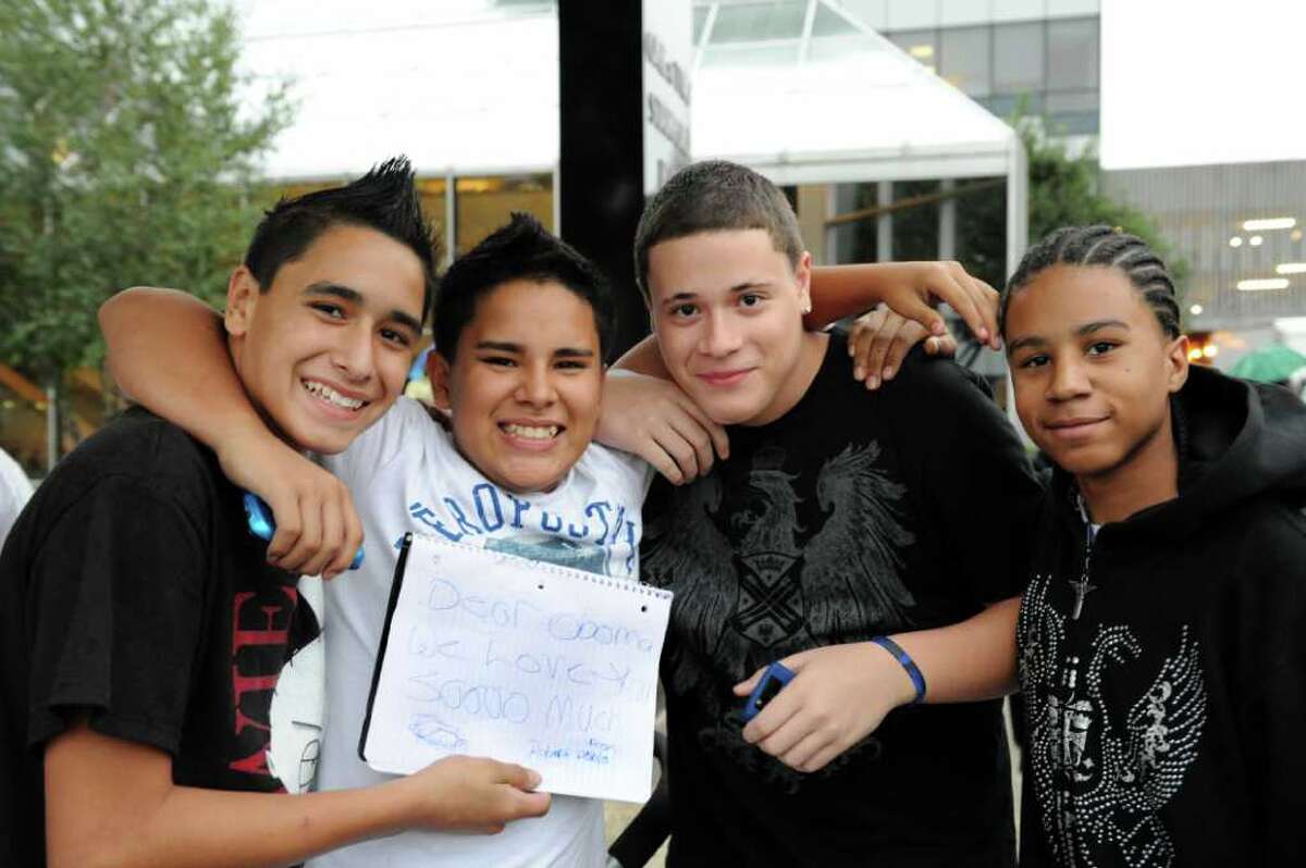 Tea Party protests Obama's visit to Stamford