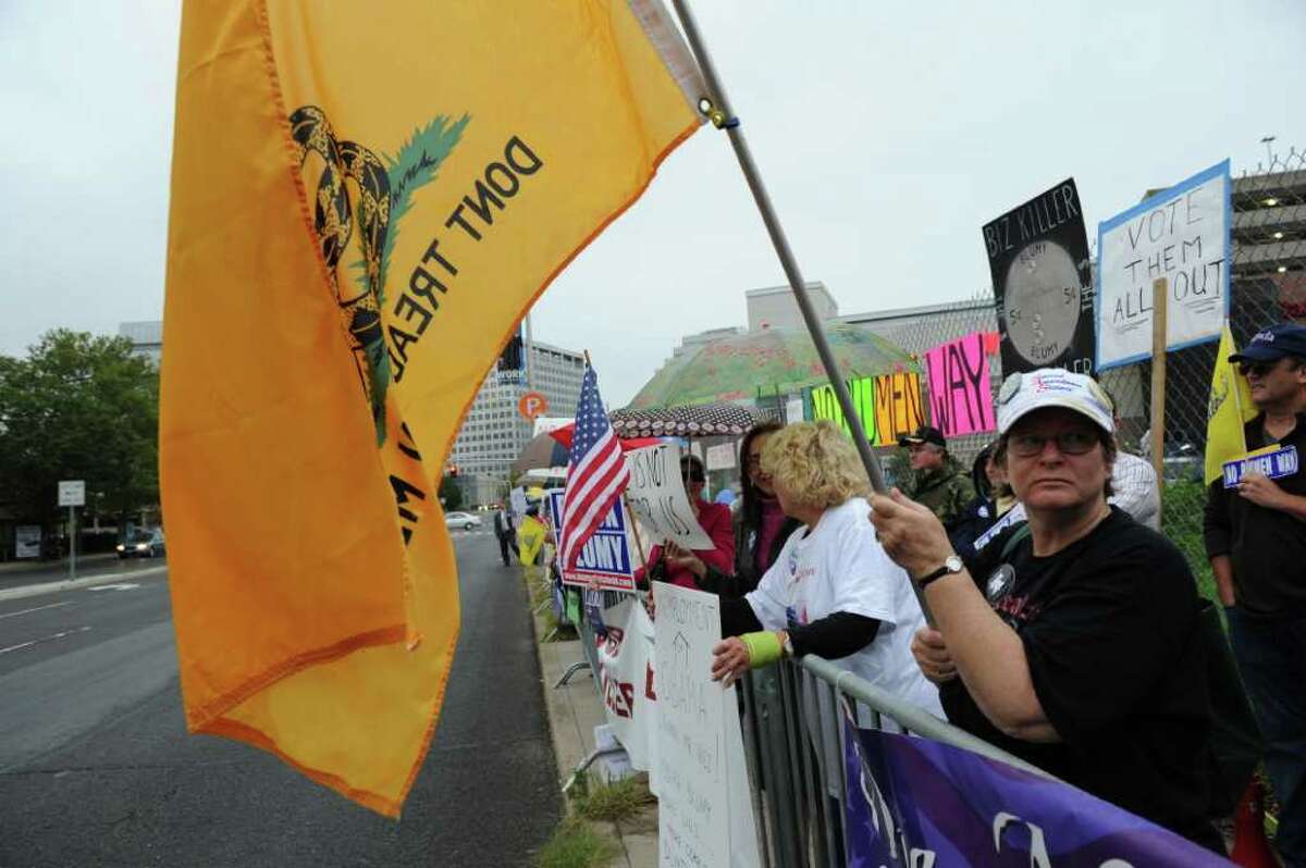 Tea Party protests Obama's visit to Stamford