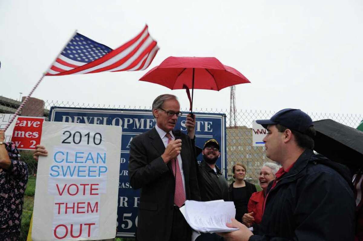 Tea Party protests Obama's visit to Stamford